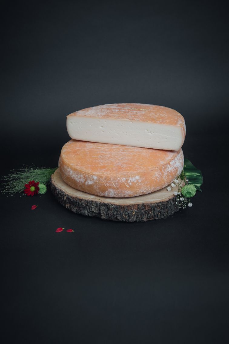 Authentique raclette savoyarde : fromages et charcuterie